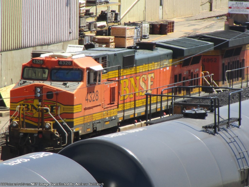 BNSF 4328 Infront